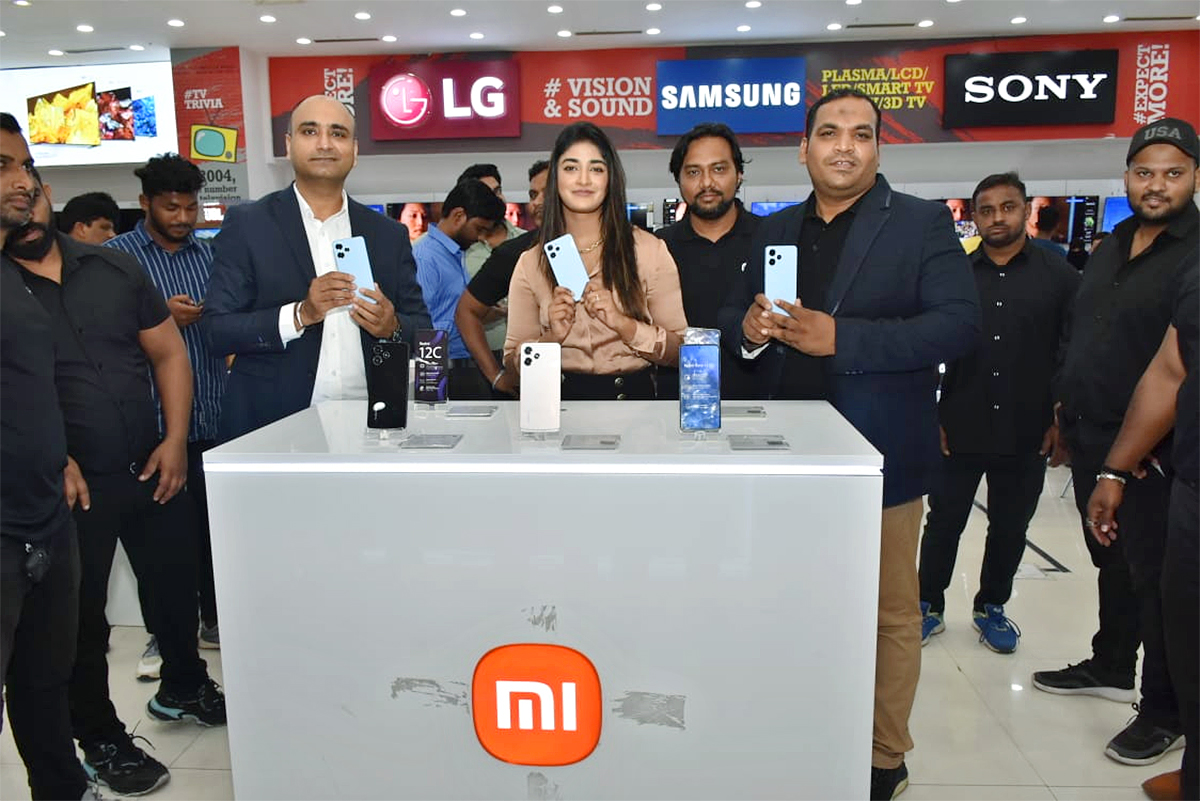 Actress Dimple Hayathi at Bajaj Electronics KPHB in Hyderabad - Sakshi